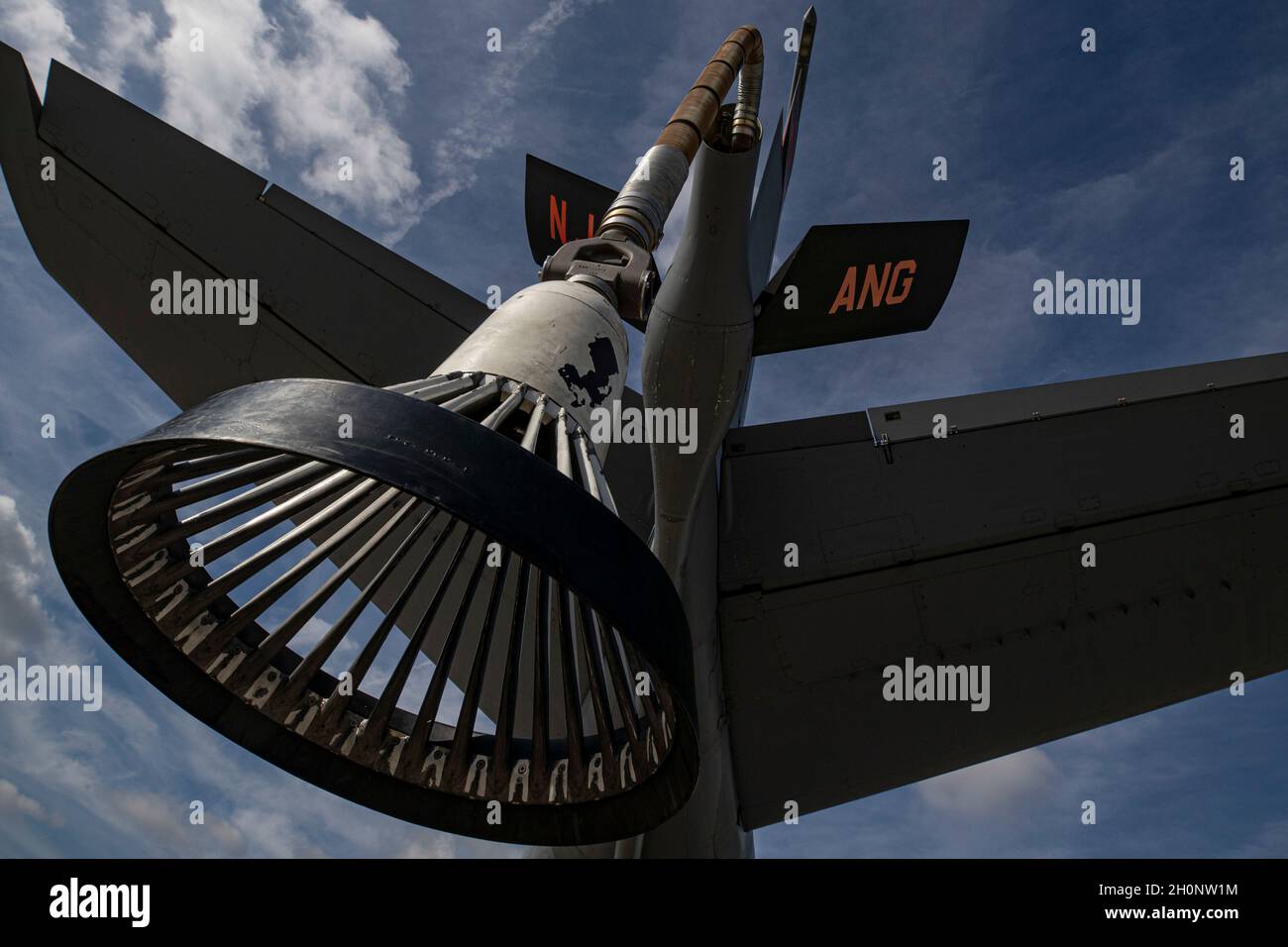Drogue refueling basket hi-res stock photography and images - Alamy