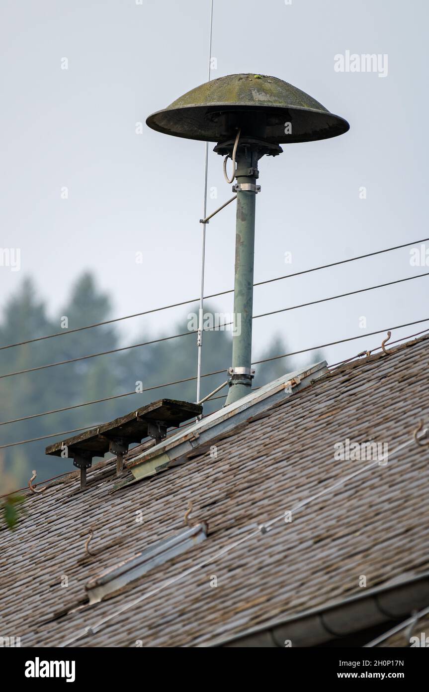 Kordel, Germany. 13th Oct, 2021. A siren stands on the roof of the ...
