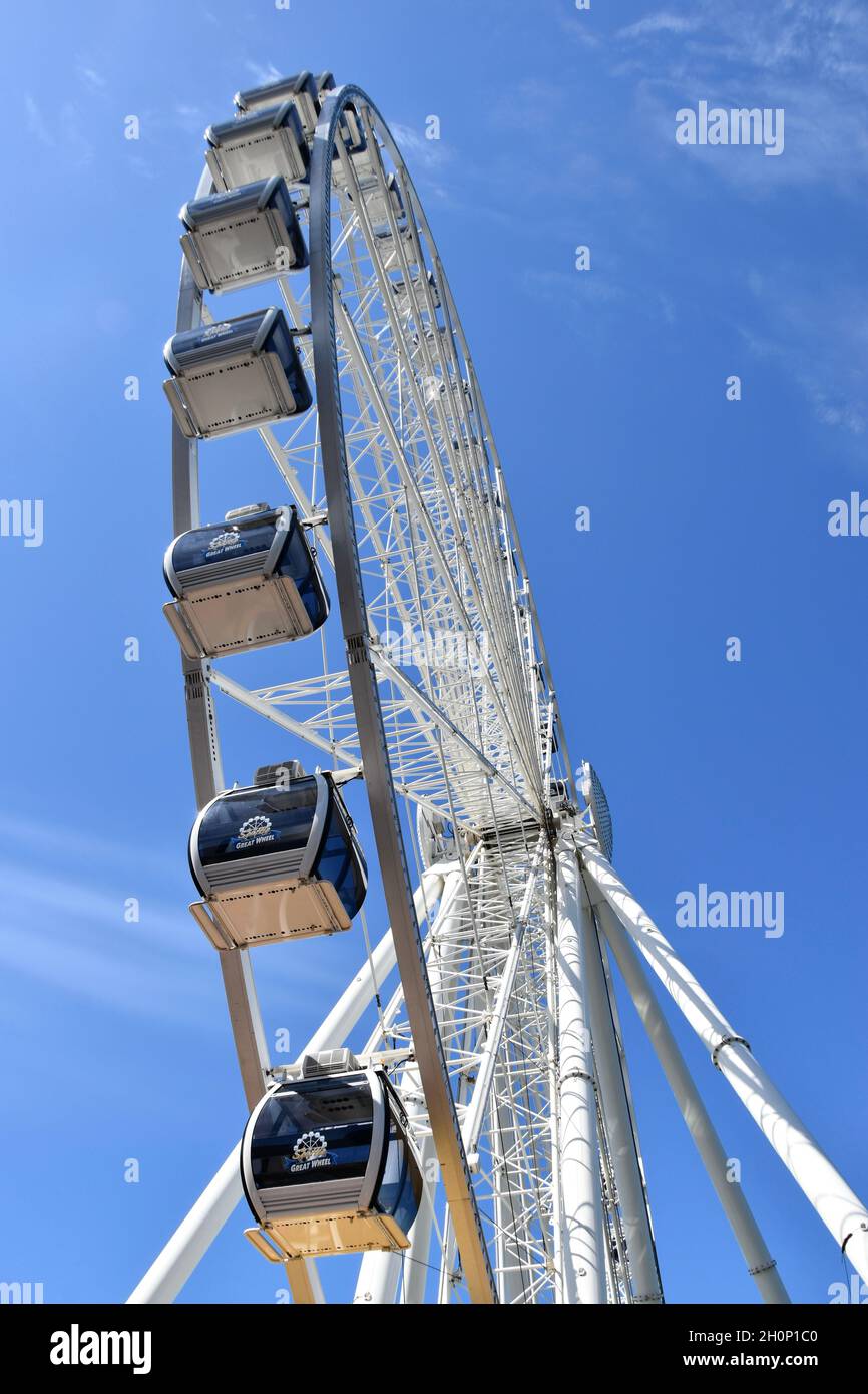 Seattle's iconic "Great Wheel" along the city's waterfront Stock Photo ...