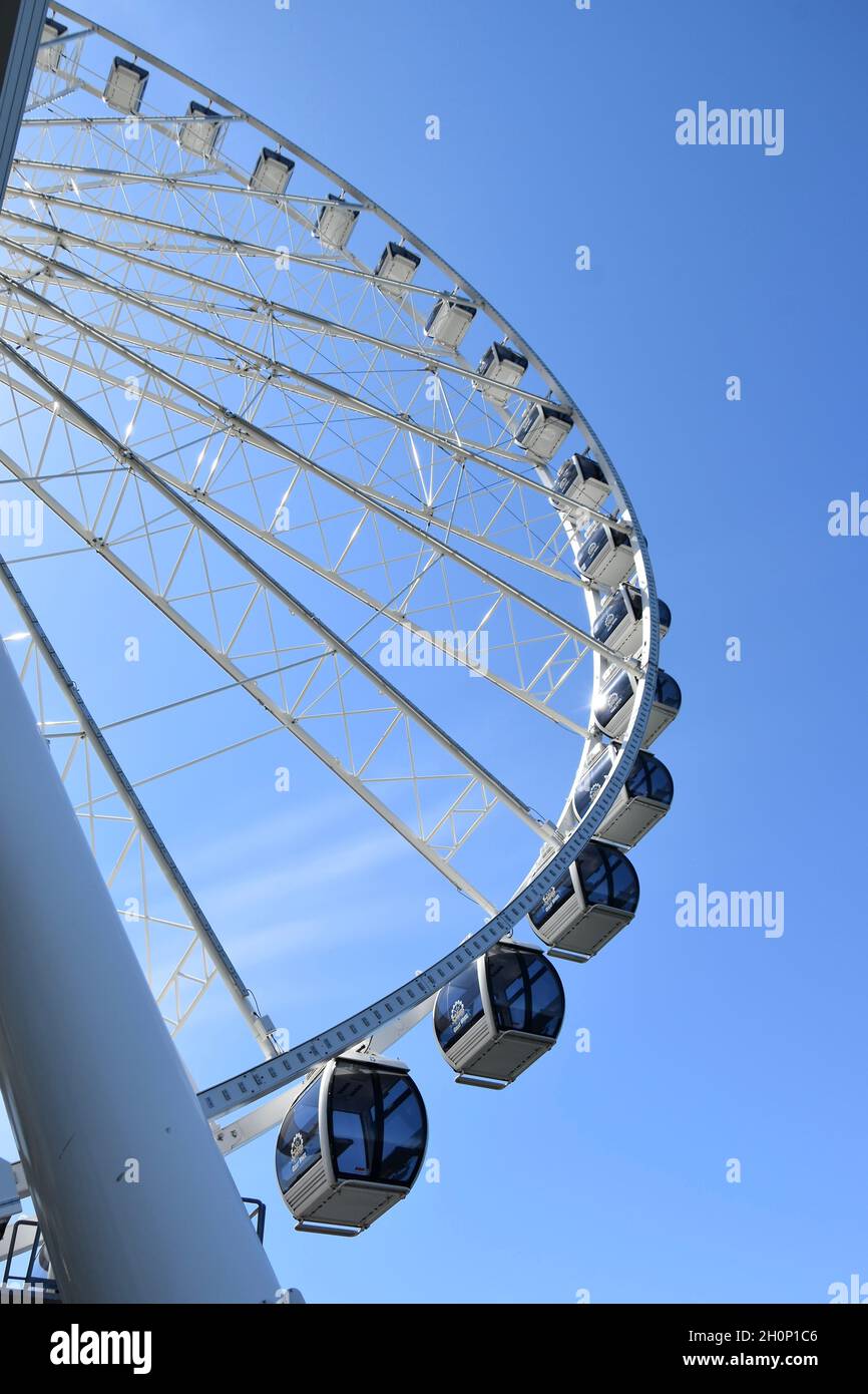 Seattle's iconic "Great Wheel" along the city's waterfront Stock Photo ...