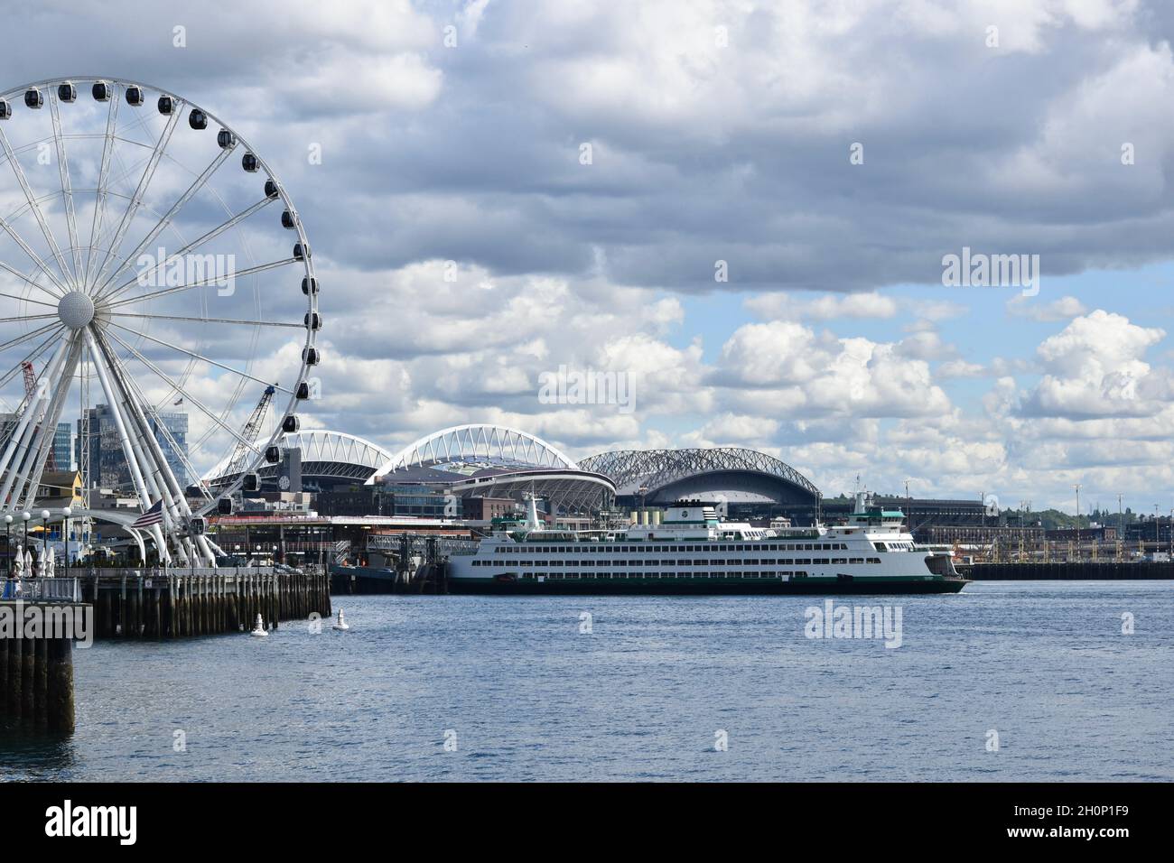 Seattle's iconic "Great Wheel" along the city's waterfront Stock Photo ...