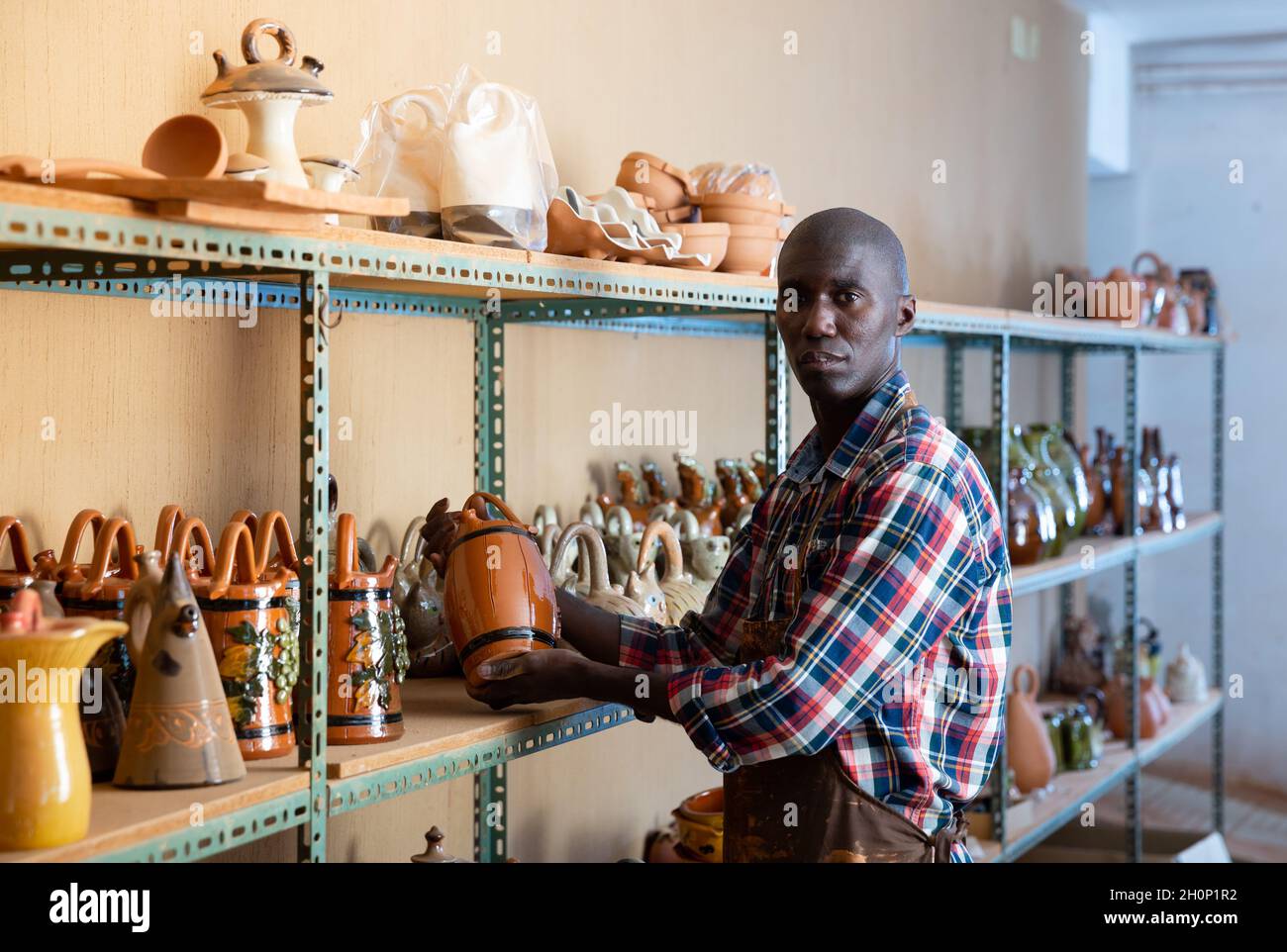 Male ceramist working in pottery workshop Stock Photo - Alamy