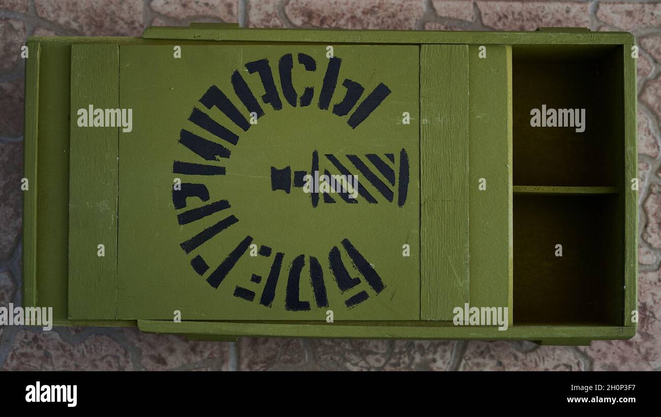 khaki wooden box for two bottles with lid and handle Stock Photo - Alamy