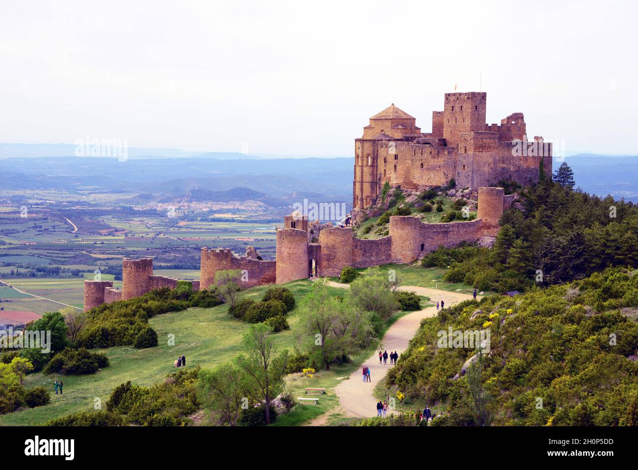 Espagne. Aragon. Province de Huesca. Ayerbe. Le chateau medieval de ...