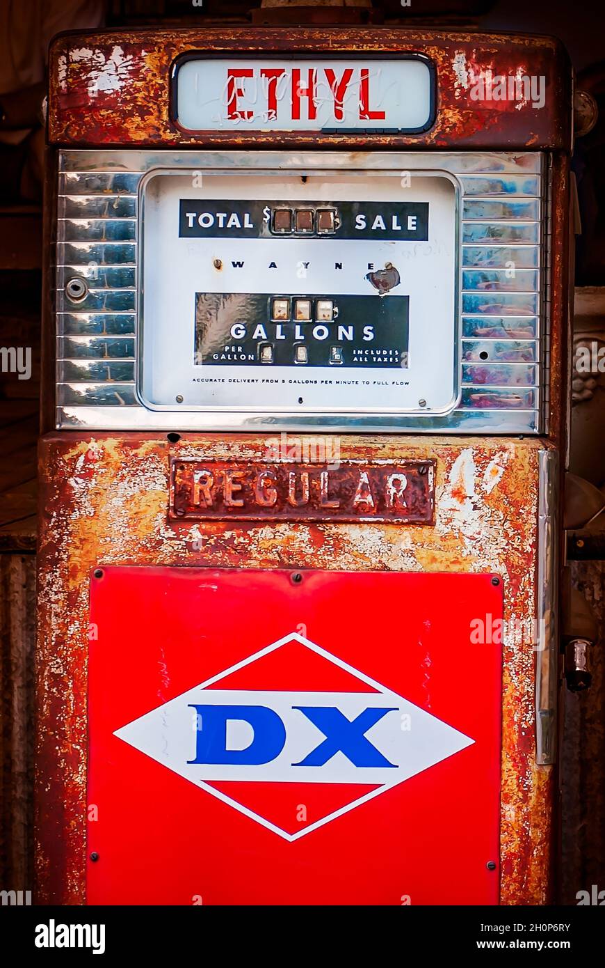 Vintage dx gas pump hi-res stock photography and images - Alamy