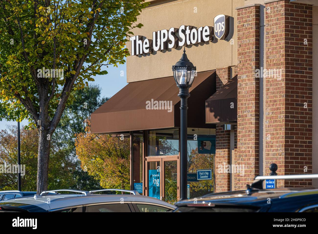 The ups store hi-res stock photography and images - Alamy