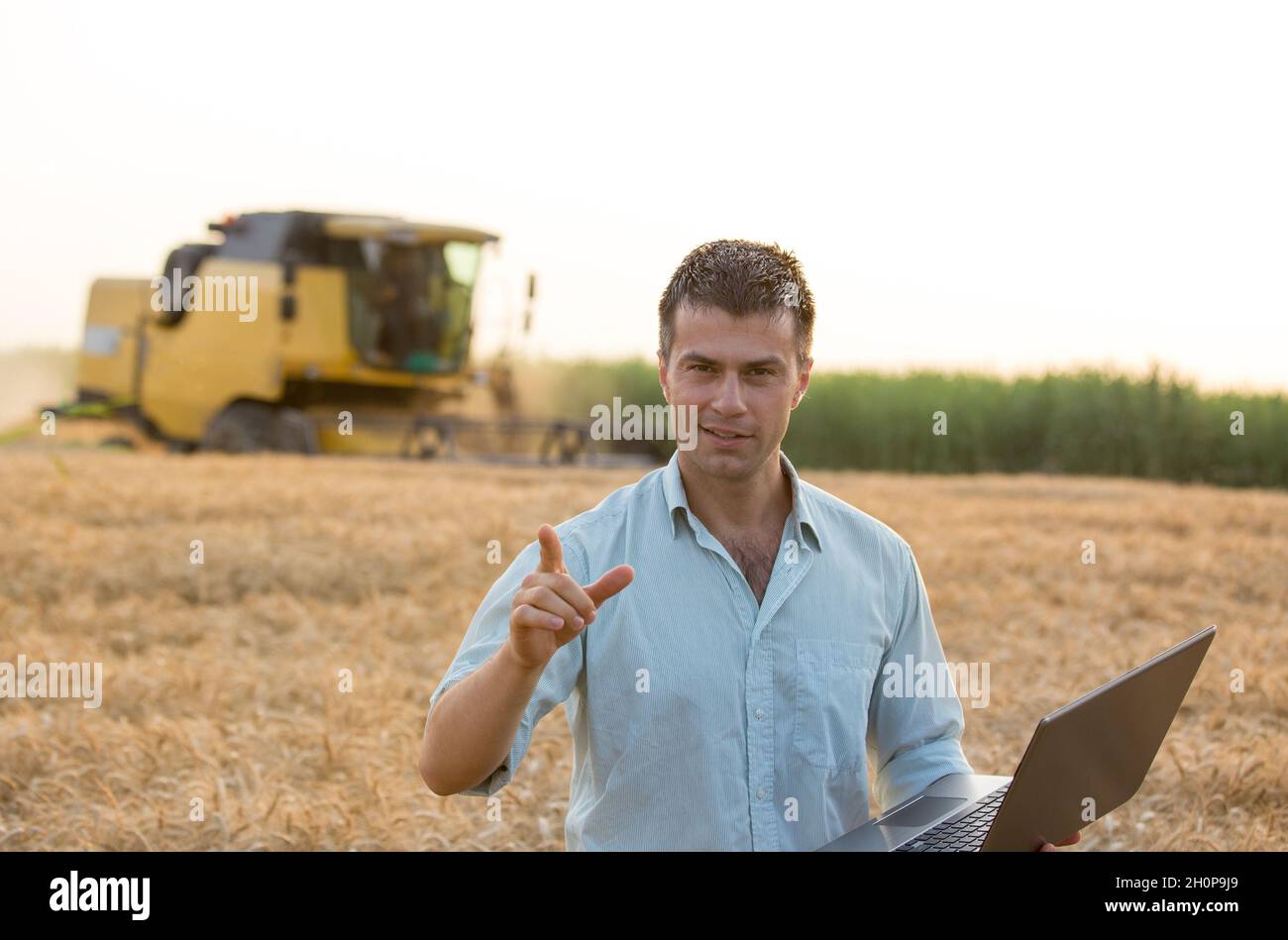 Farmer pointing hi-res stock photography and images - Alamy