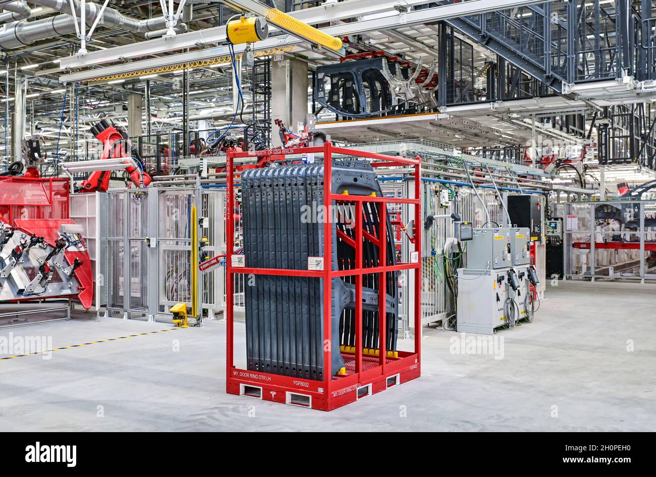 09 October 2021, Brandenburg, Grünheide: View into a production hall ...