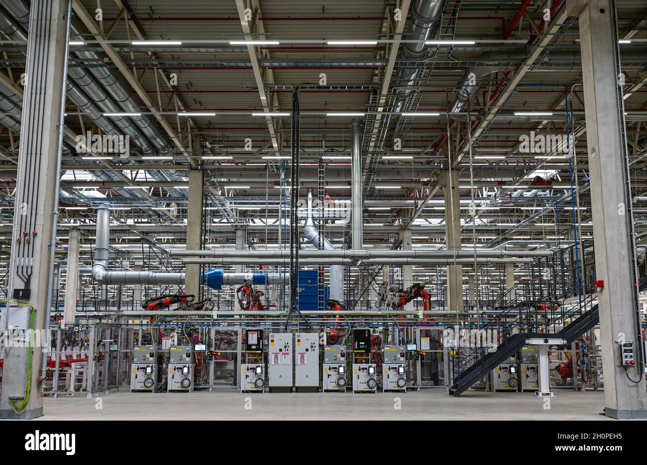 09 October 2021, Brandenburg, Grünheide: View into a production hall ...
