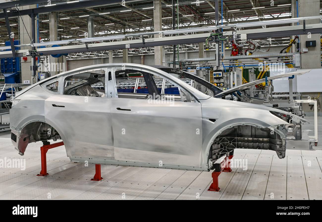 09 October 2021, Brandenburg, Grünheide: The production of a Tesla ...