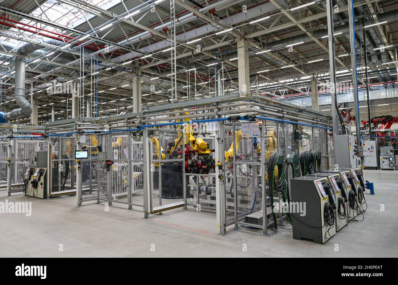 09 October 2021, Brandenburg, Grünheide: View into a production hall ...