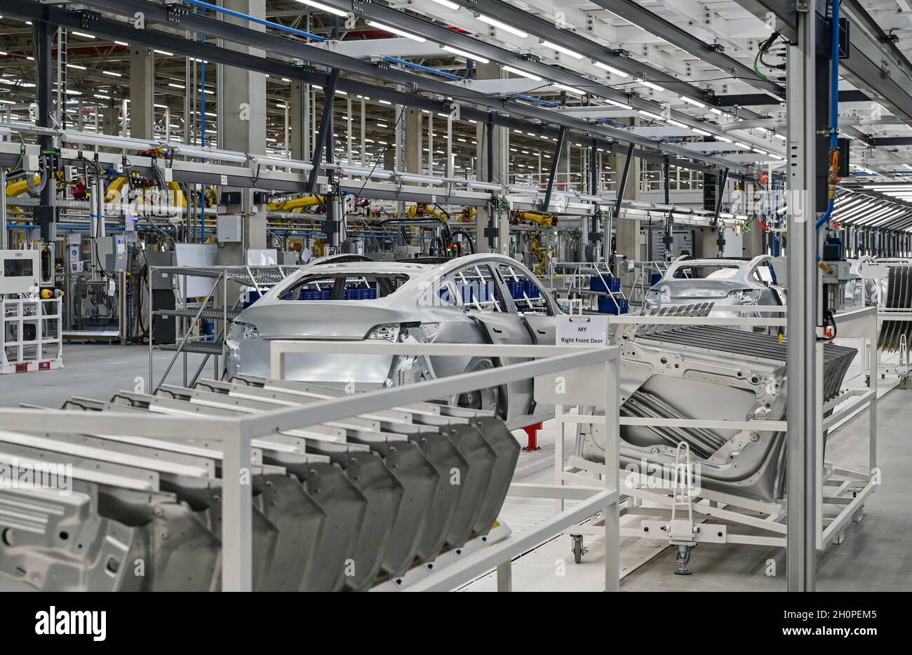 09 October 2021, Brandenburg, Grünheide: The production of a Tesla ...
