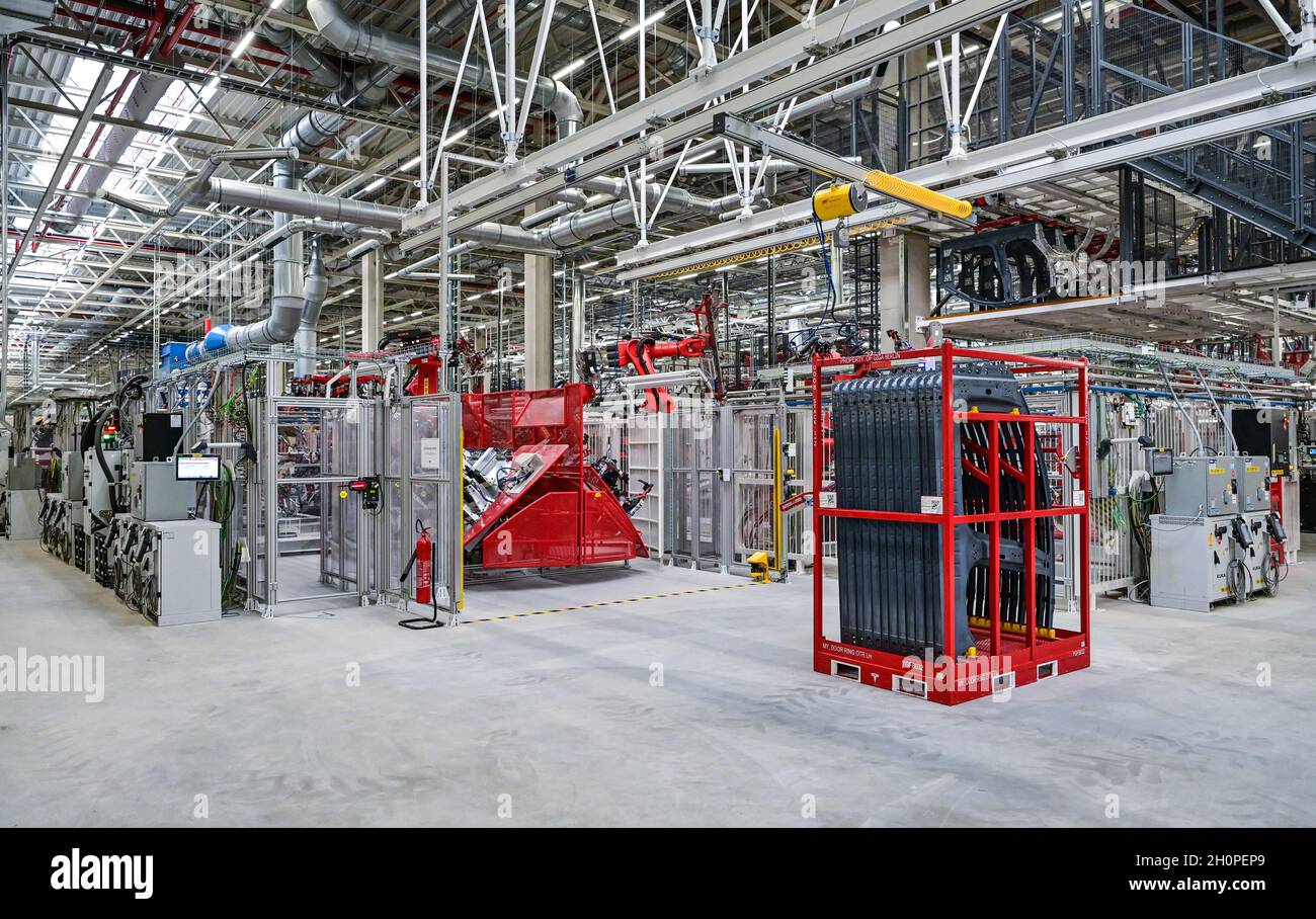 09 October 2021, Brandenburg, Grünheide: View into a production hall ...