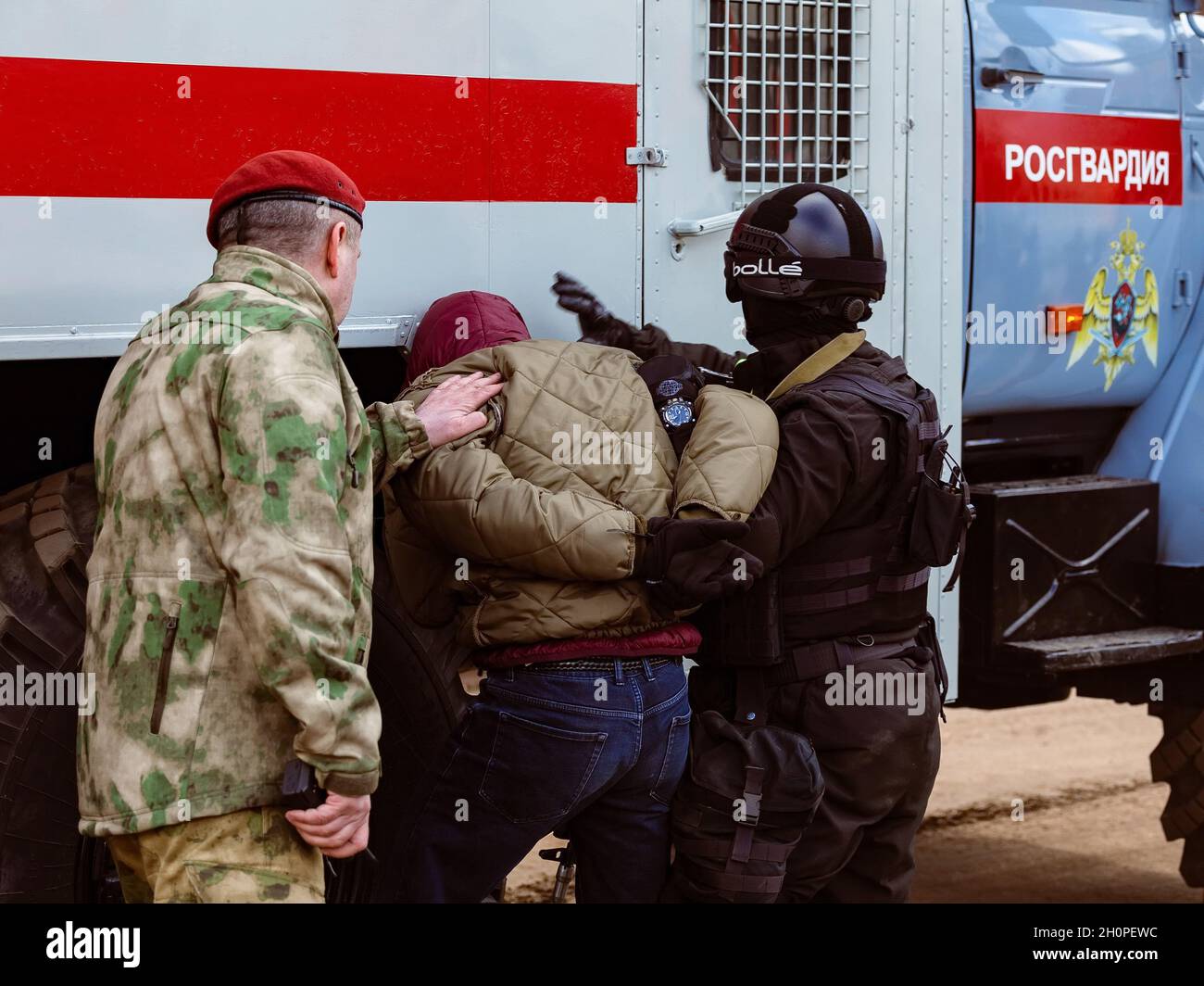 SOBR officers (counterterrorism unit) captured a bandit at the railway ...