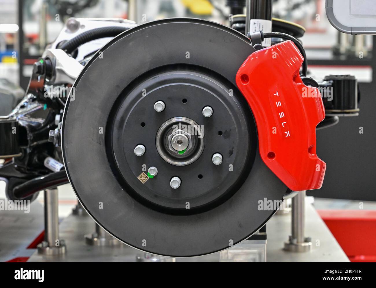 09 October 2021, Brandenburg, Grünheide: A disc brake of a Tesla Model ...