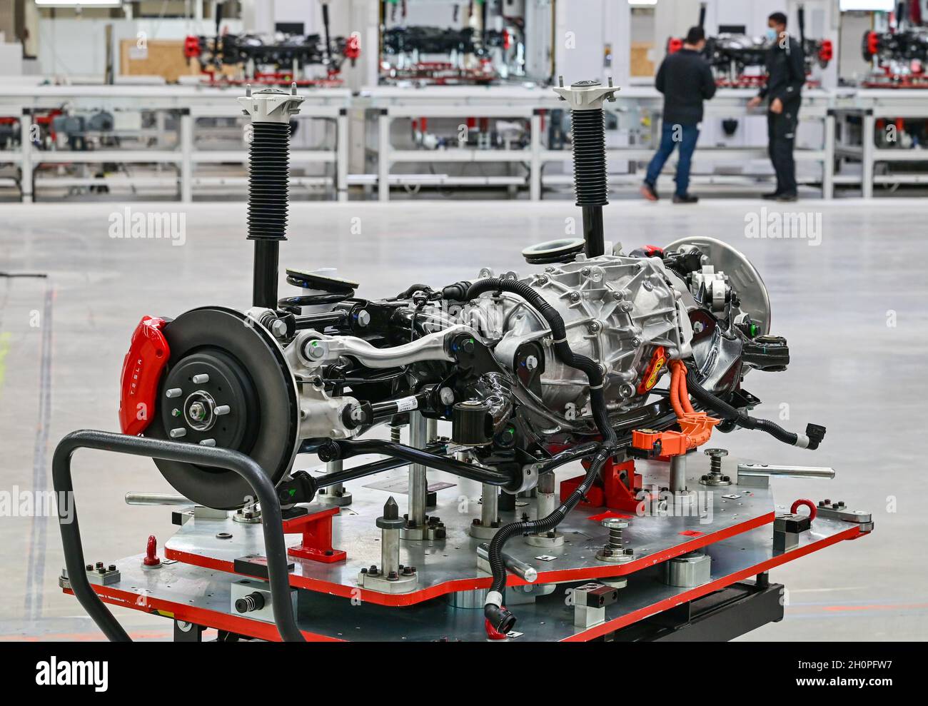 09 October 2021, Brandenburg, Grünheide: The drive with axle of a Tesla ...