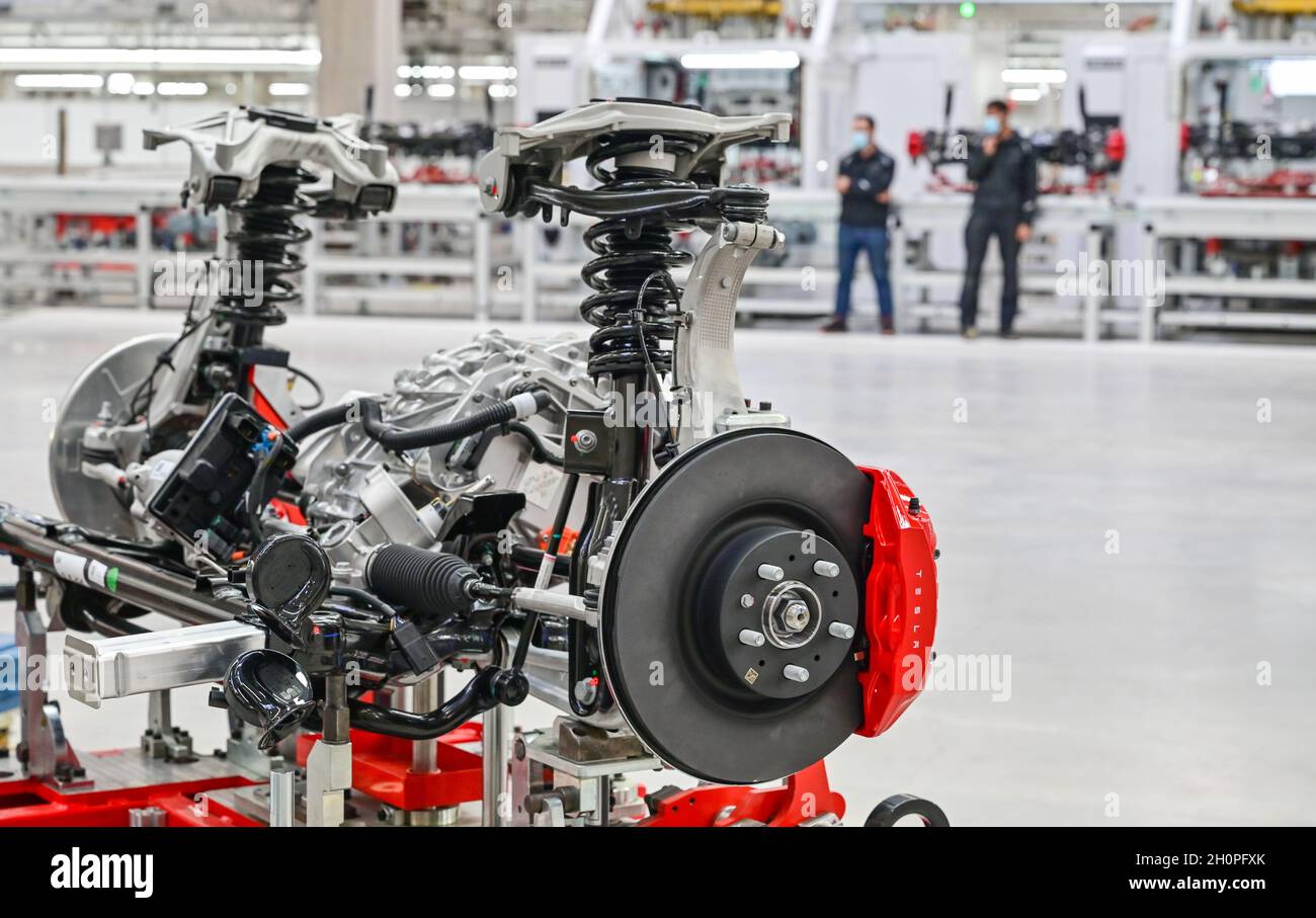 09 October 2021, Brandenburg, Grünheide: The drive with axle of a Tesla ...
