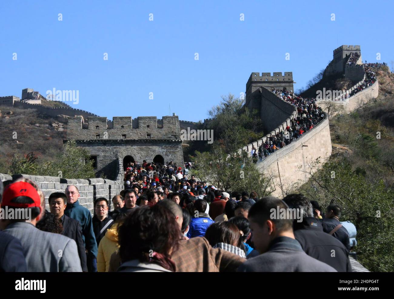 Crowd of people exploring the Great Wall of China on a sunny day Stock ...