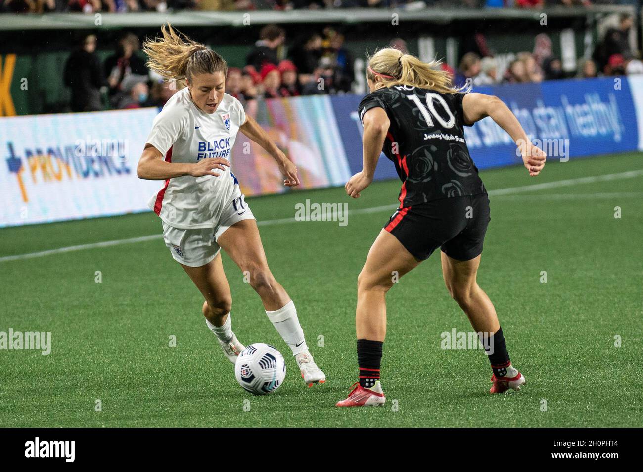 Sofia Huerta (11 OL Reign) against Lindsey Horan (10 Portland Thorns ...