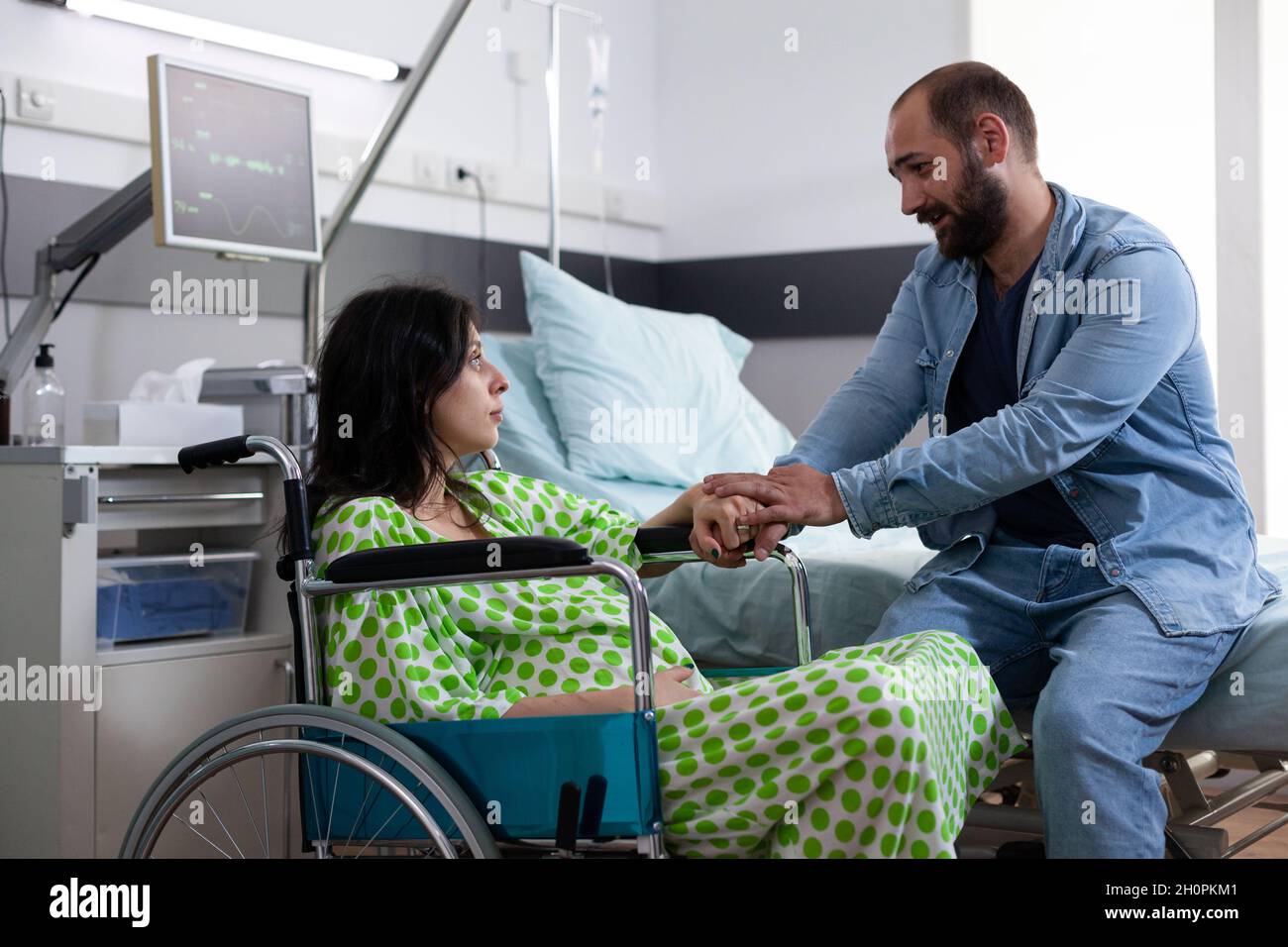 Waiting parents hospital pregnant hi-res stock photography and images ...