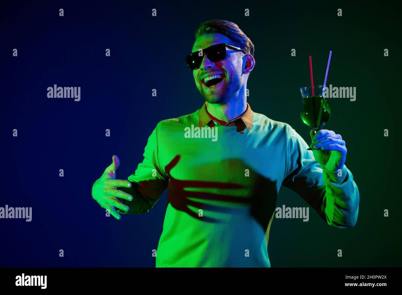 Photo portrait young man in sunglass smiling happy drinking cocktail at ...