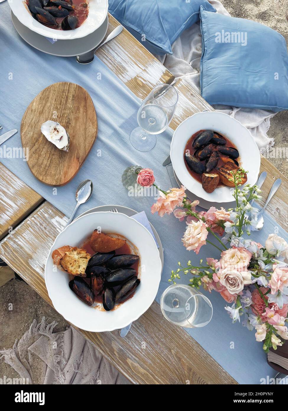 Overhead picnic table hi-res stock photography and images - Alamy