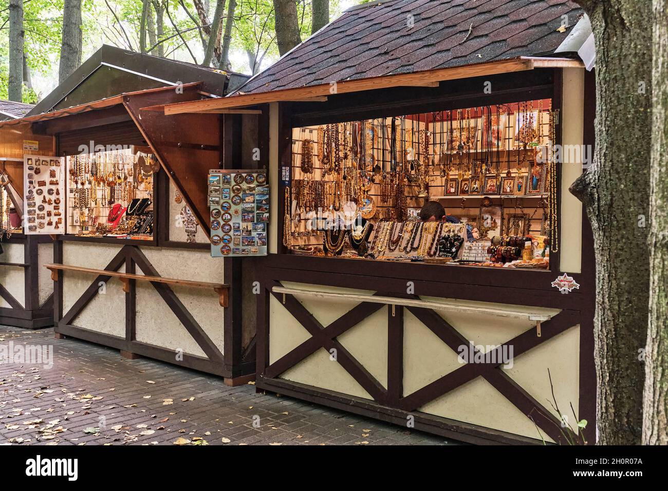German market stall selling souvenirs hi-res stock photography and ...