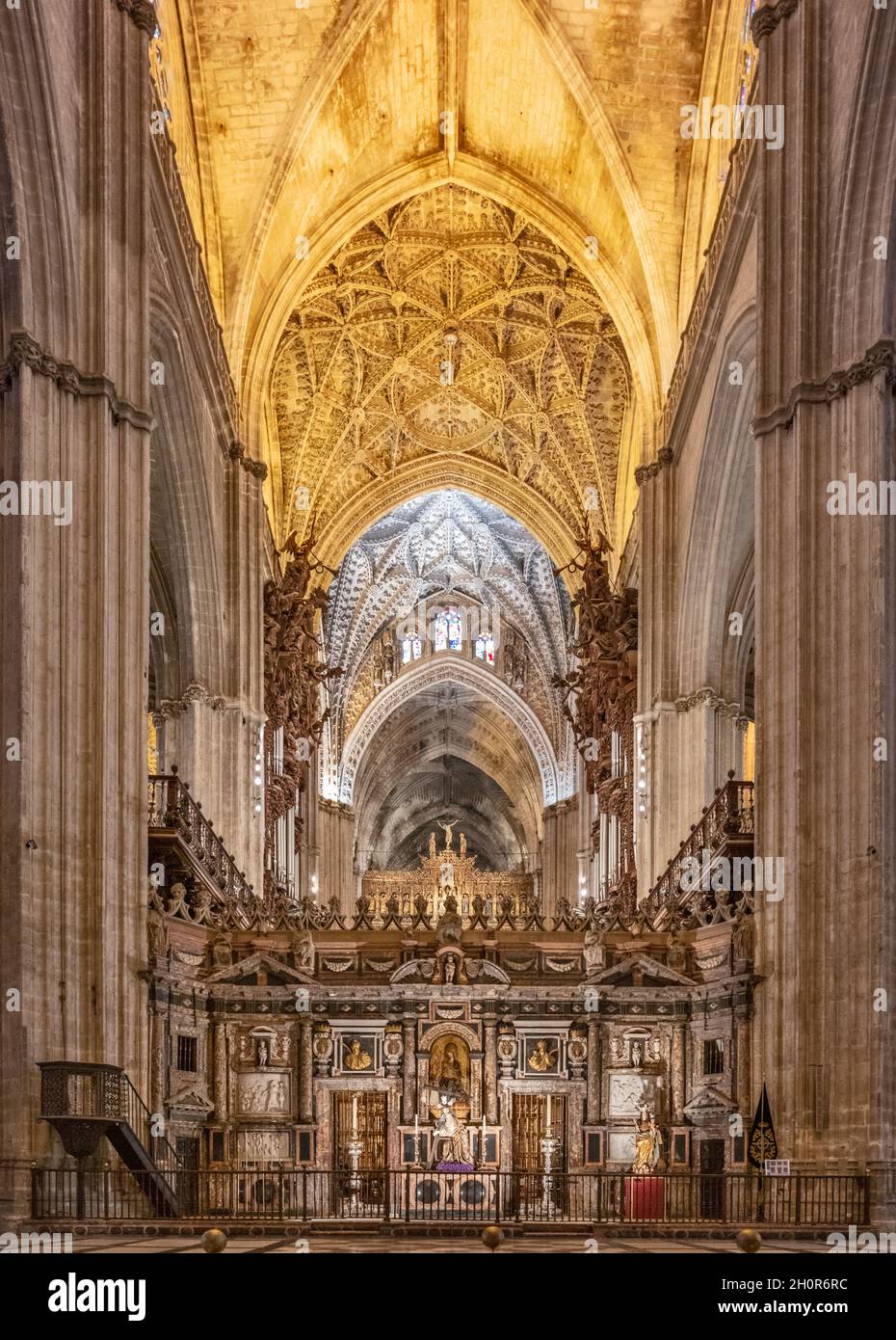 Seville cathedral interior hi-res stock photography and images - Alamy