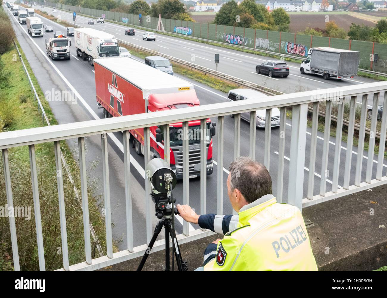 Safety distance between vehicles hi-res stock photography and images ...