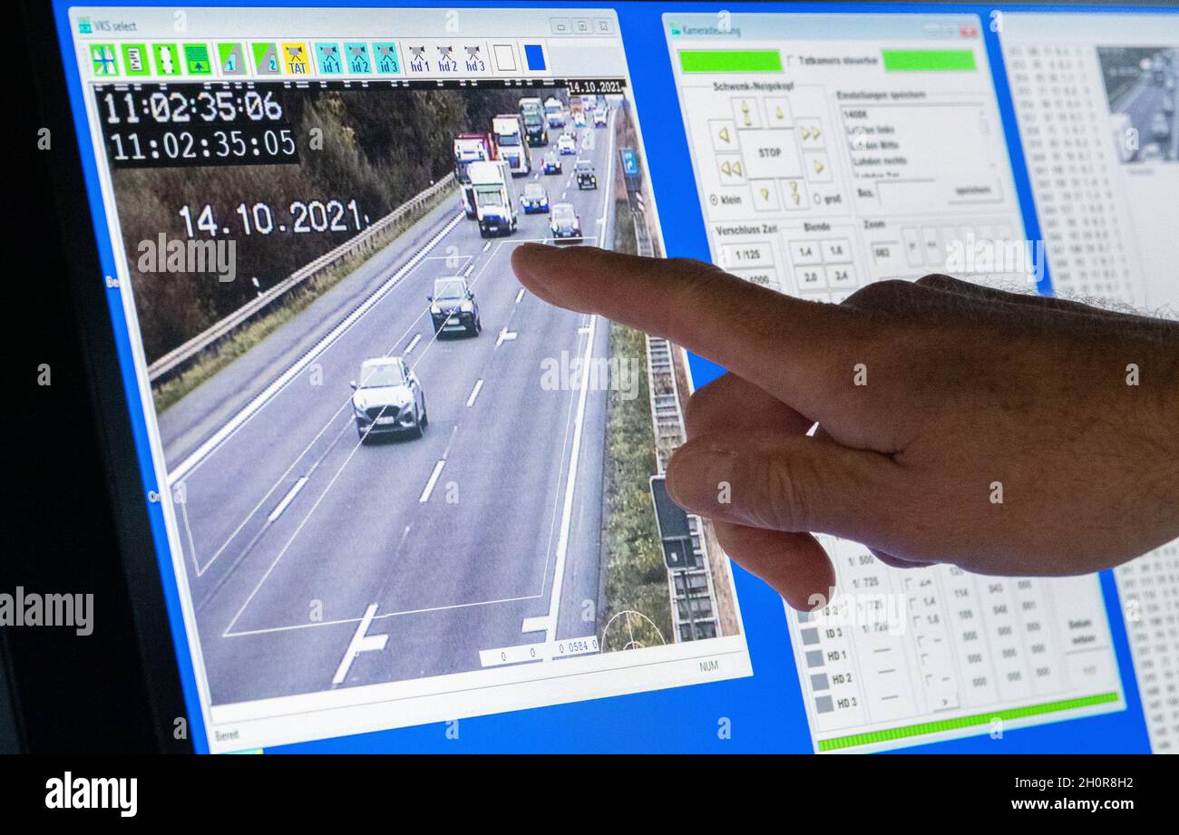Safety distance between vehicles hi-res stock photography and images ...