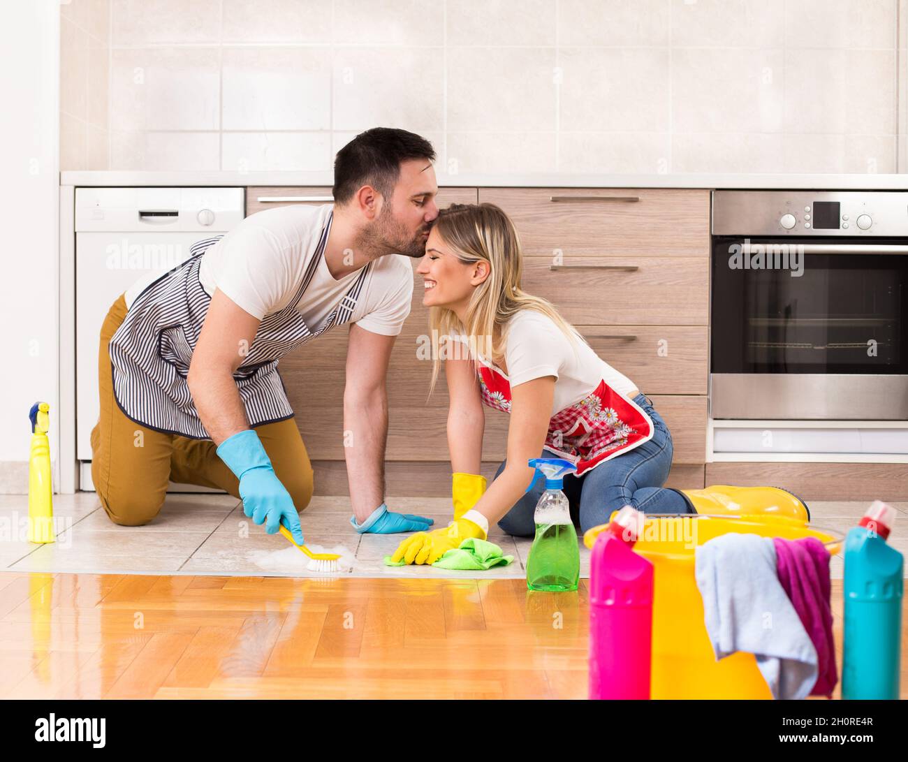 Family cleaning together hi-res stock photography and images - Alamy