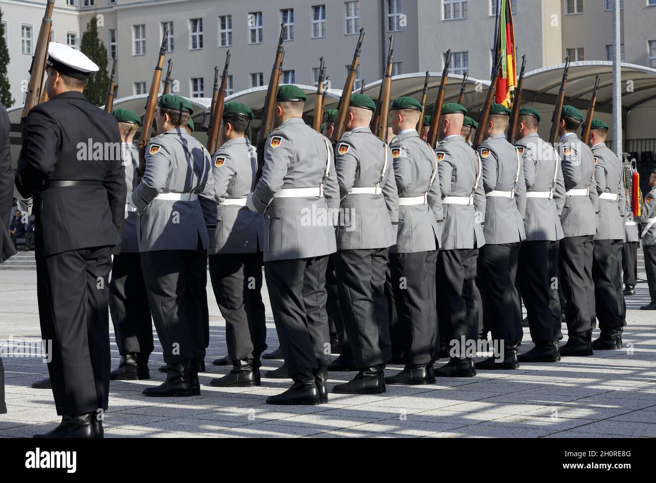 Soldier combat roll hi-res stock photography and images - Alamy