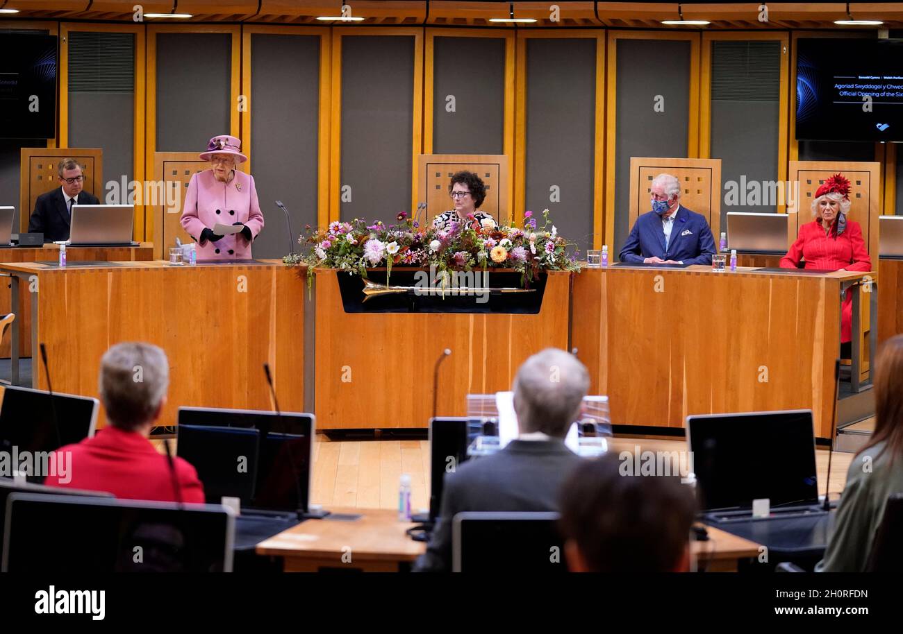 Queen Elizabeth II addresses the Senedd inside the Siambr (Chamber ...
