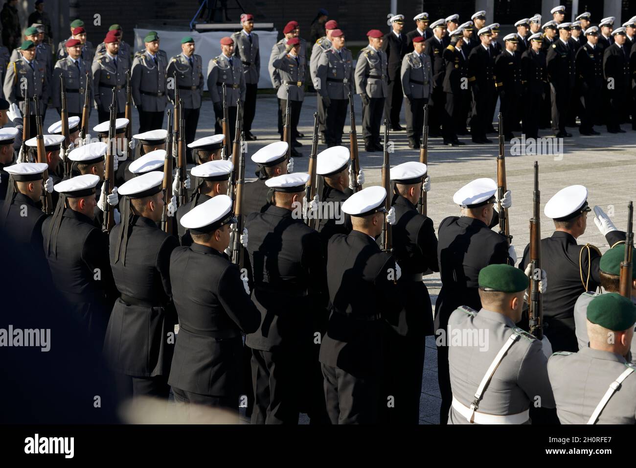 German honor guard in formation hi-res stock photography and images - Alamy