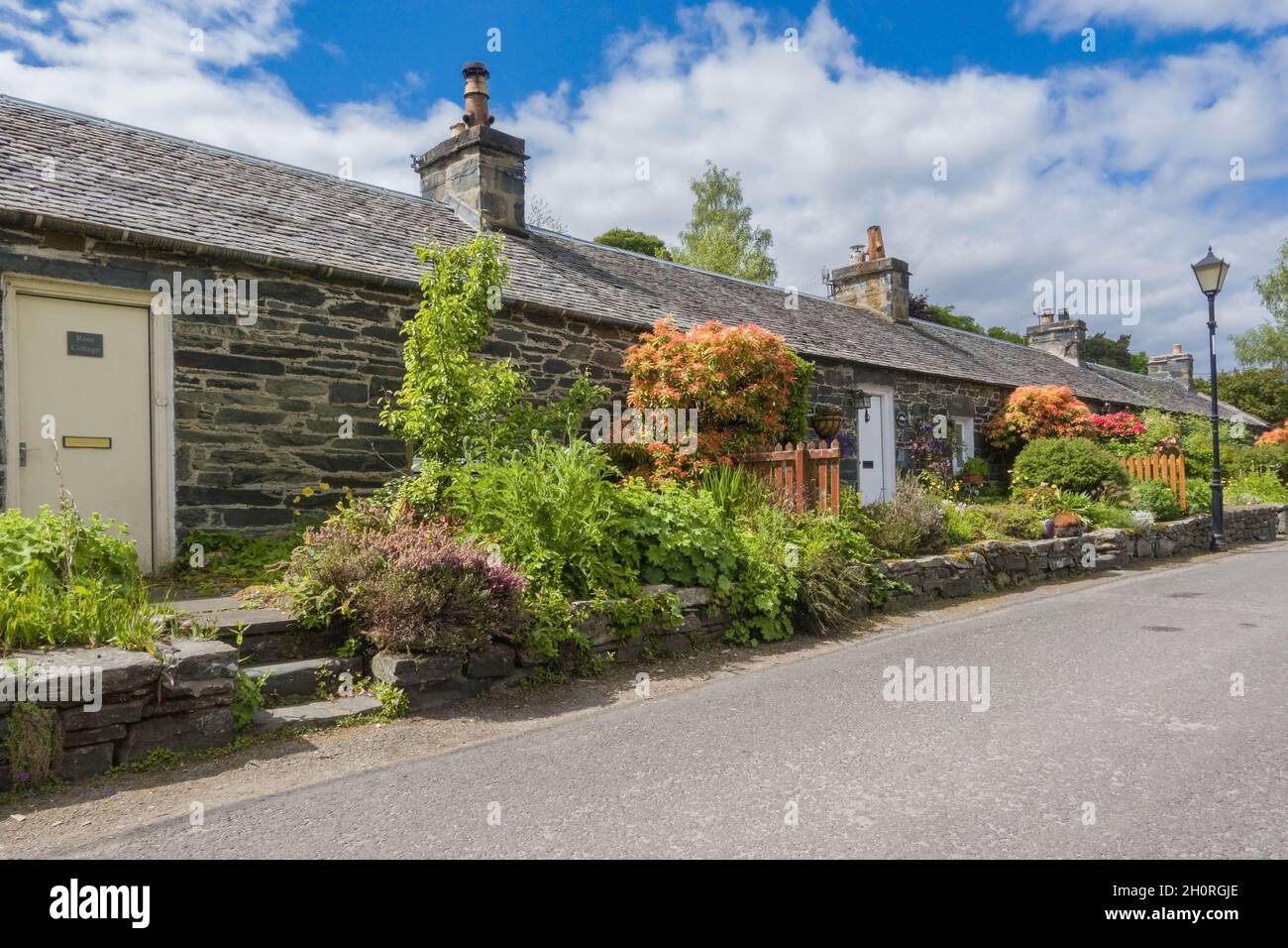 Historic stone cottages hi-res stock photography and images - Alamy