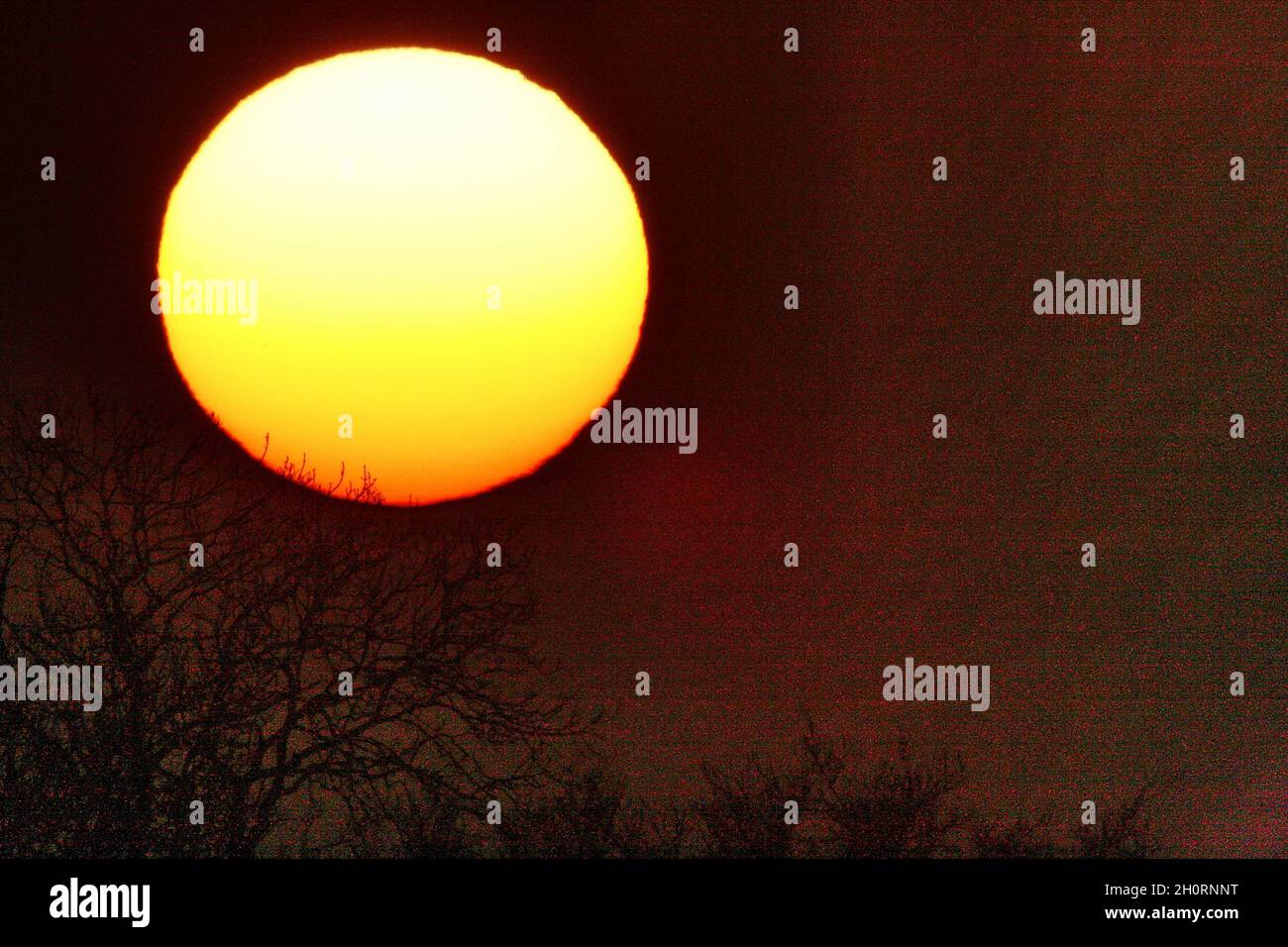Yellow sun setting hi-res stock photography and images - Alamy