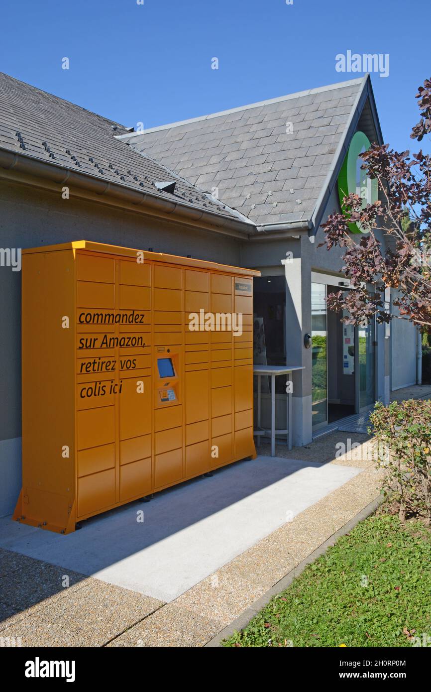 Amazon pick up locker hi-res stock photography and images - Alamy