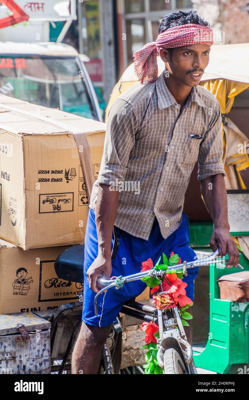 Tricycle rickshaw india heavy hi-res stock photography and images - Alamy