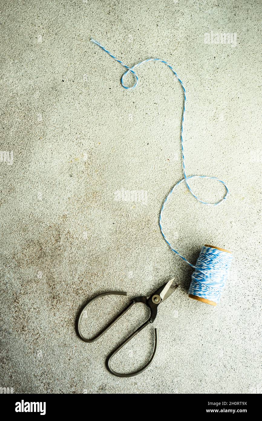 Twine and scissors hi-res stock photography and images - Alamy