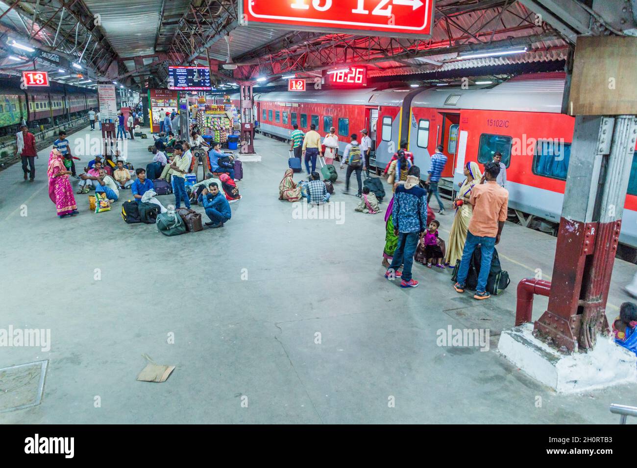 DELHI, INDIA - OCTOBER 24, 2016: Platform of New Delhi Train Station ...