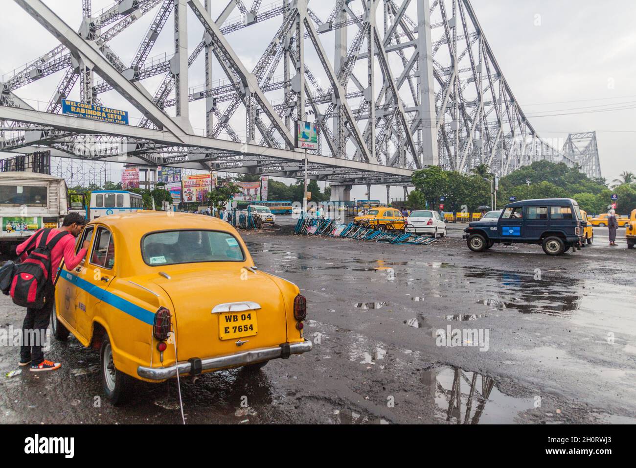 Traffic by howrah bridge in kolkata hi-res stock photography and images ...
