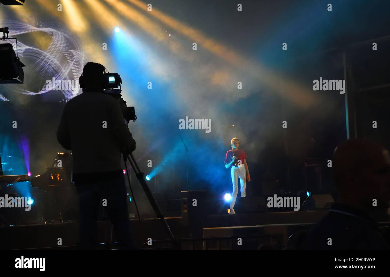 Singer female silhouette hi-res stock photography and images - Alamy