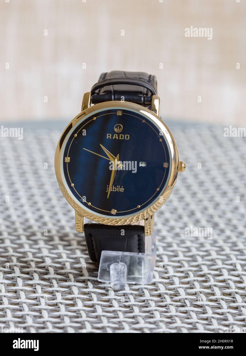 Watch hand wrist chronometer classic designer time clock crystal case ...