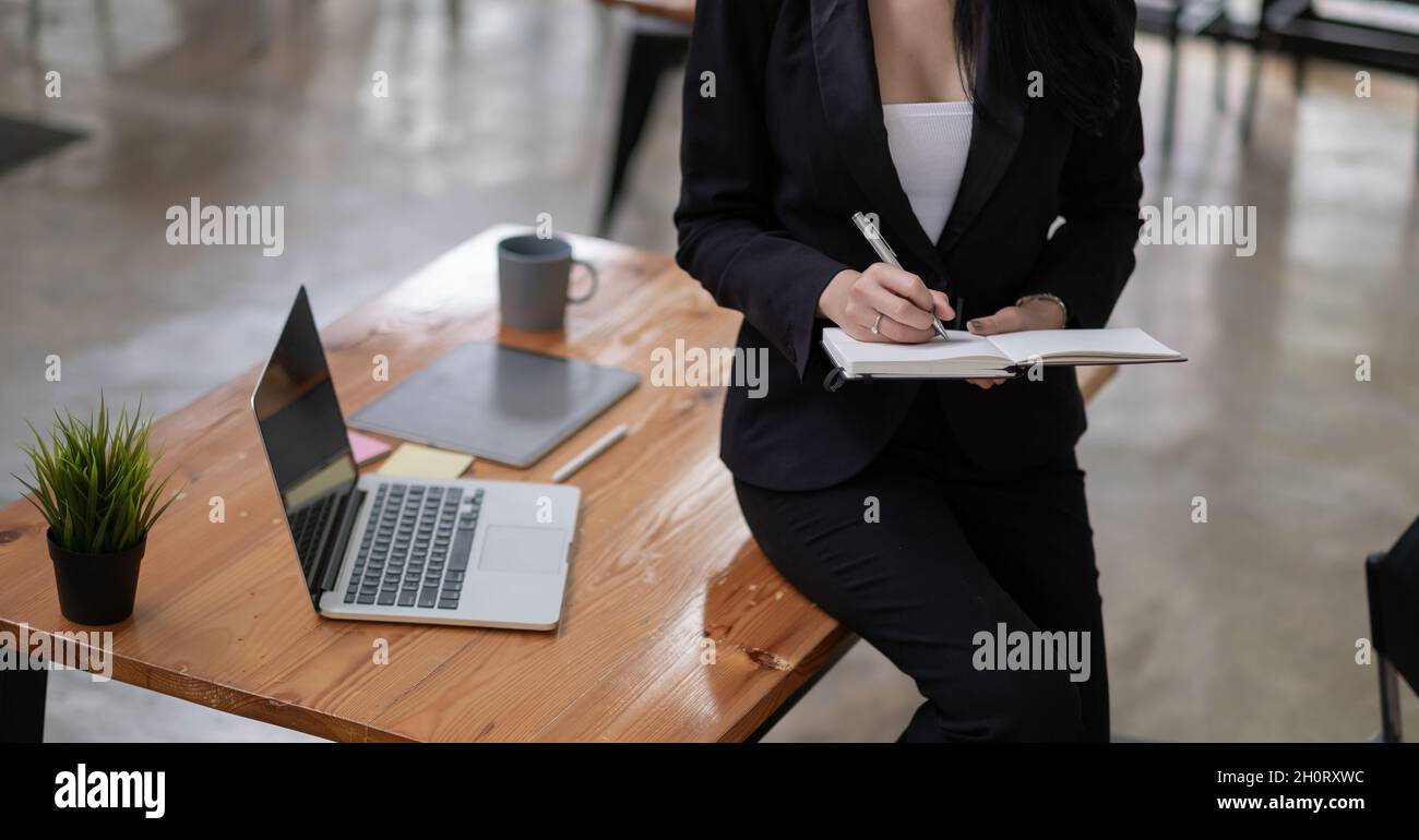 Taking note hi-res stock photography and images - Alamy