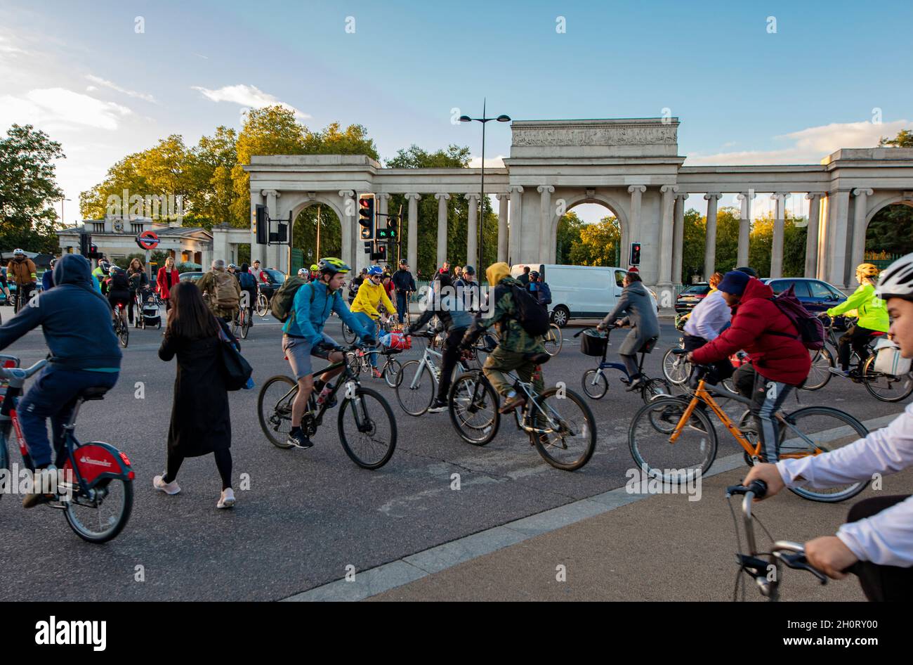 Cyclists traffic light hi-res stock photography and images - Alamy