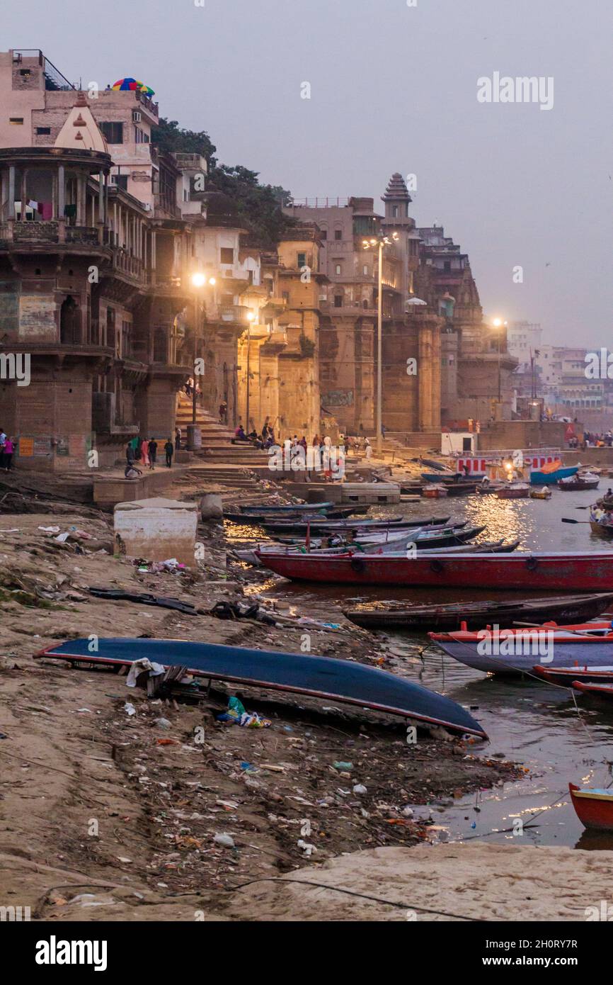 VARANASI, INDIA - OCTOBER 25, 2016: Evening view of a Ghat riverfront ...