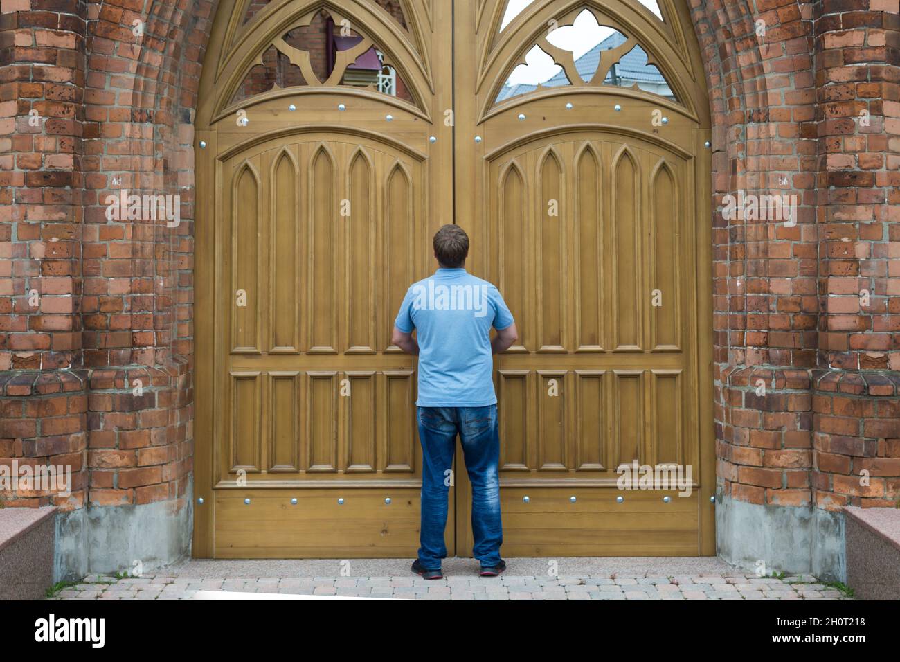 Stand in front of tall building hi-res stock photography and images - Alamy