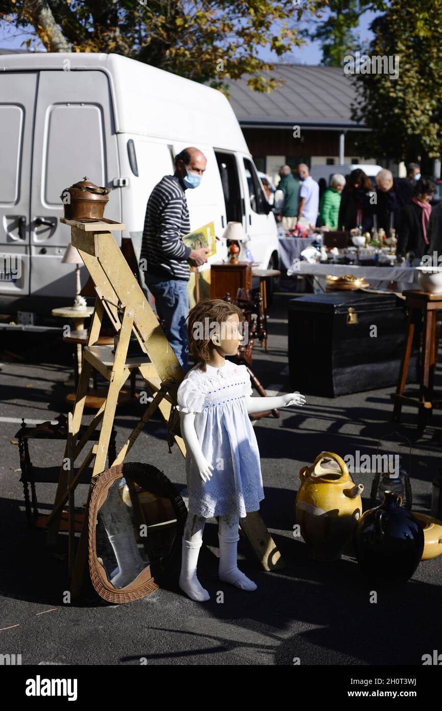 CAR BOOT SALE IN RIBÉRAC DORDOGNE FRANCE - LITTLE GIRL MANNEQUIN AND ...
