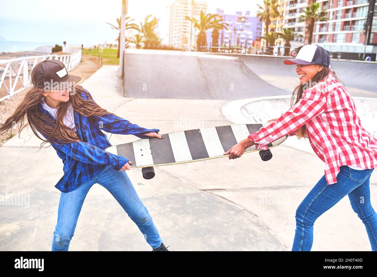 Girls fighting hi-res stock photography and images - Alamy