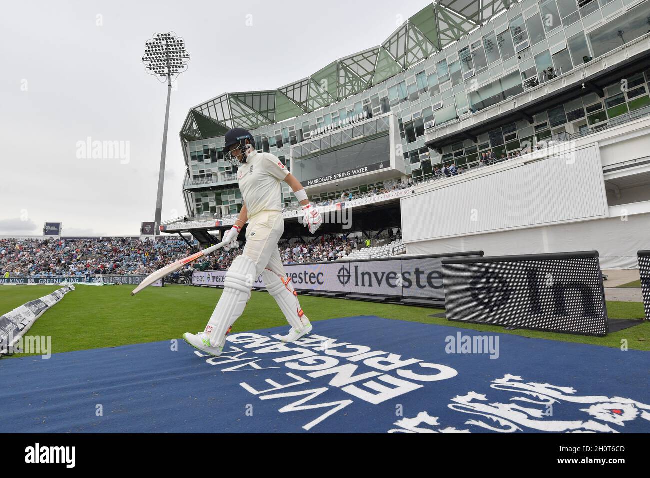 Joe root cricket bat hi-res stock photography and images - Alamy